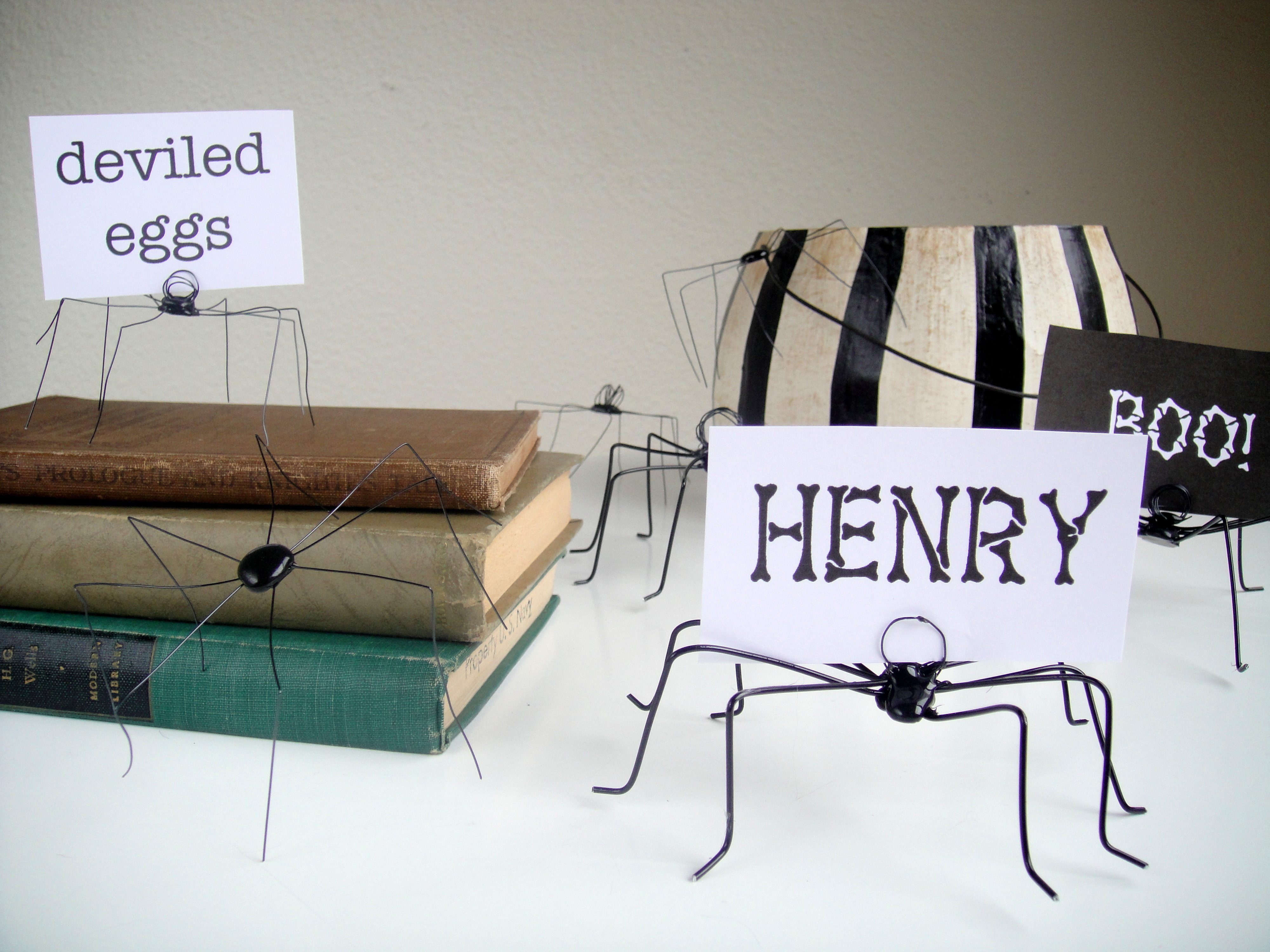 DIY Spider Placecards - The Sweetest Occasion